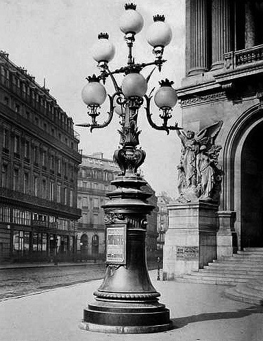 Candélabre à gaz place de l'Opéra à Paris en 1874 ©Charles Marville