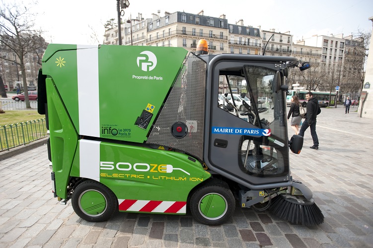 84. Aspiratrice de trottoir électrique TENNANT 500, 2015. Photographie coll. DPE. 2013 ...